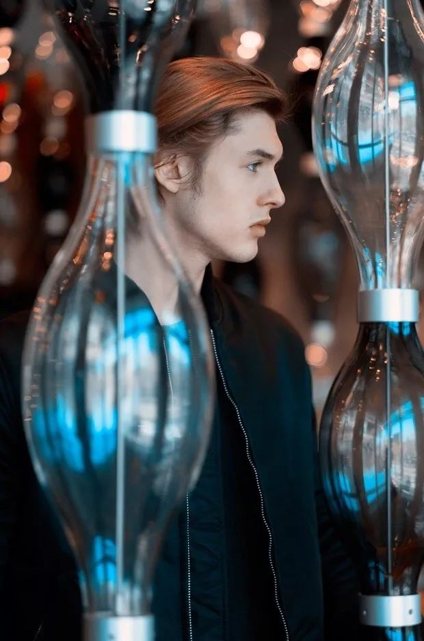 1999年出生，有颜有肉的爆红新人男模 Gray Eberley