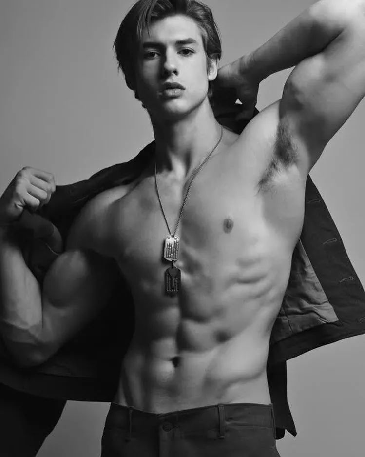 1999年出生，有颜有肉的爆红新人男模 Gray Eberley
