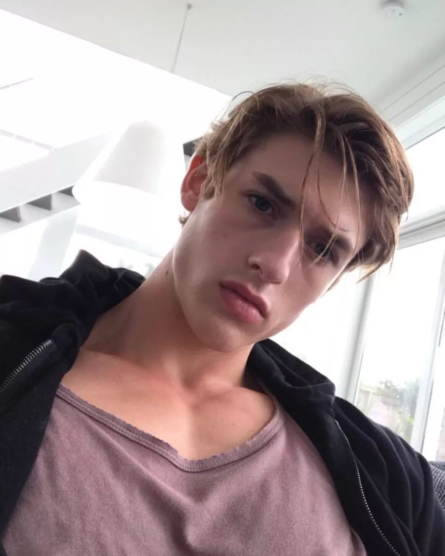 1999年出生，有颜有肉的爆红新人男模 Gray Eberley