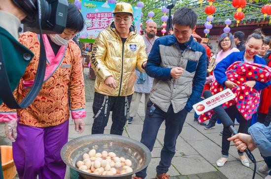 横店现场收集童子尿煮鸡蛋，你敢吃吗？ 新浪旅游 新浪网