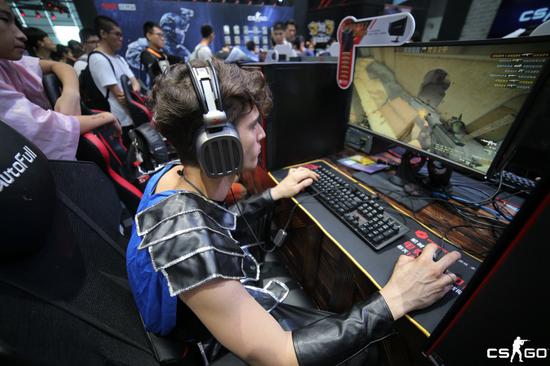 CJ现场上演CSGO真人警匪对决 电竞美女艳惊四座_网络游戏-官方_新浪游戏_新浪网