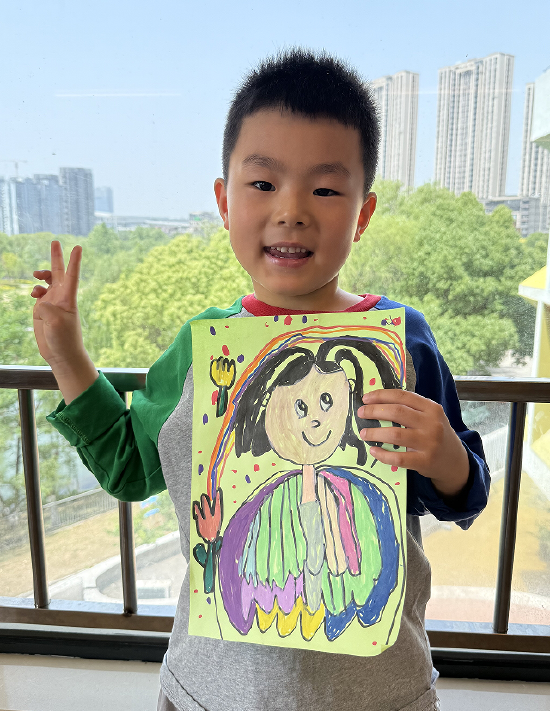 合肥市安庆路幼儿园城市之光分园：小手传爱意 童心献母爱_新浪安徽_新浪网