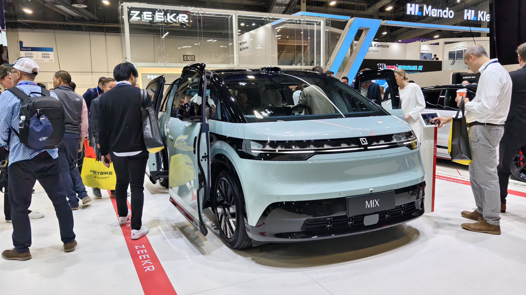 2025CES：极氪多款明星产品亮相 发布四大出海战略-新浪汽车