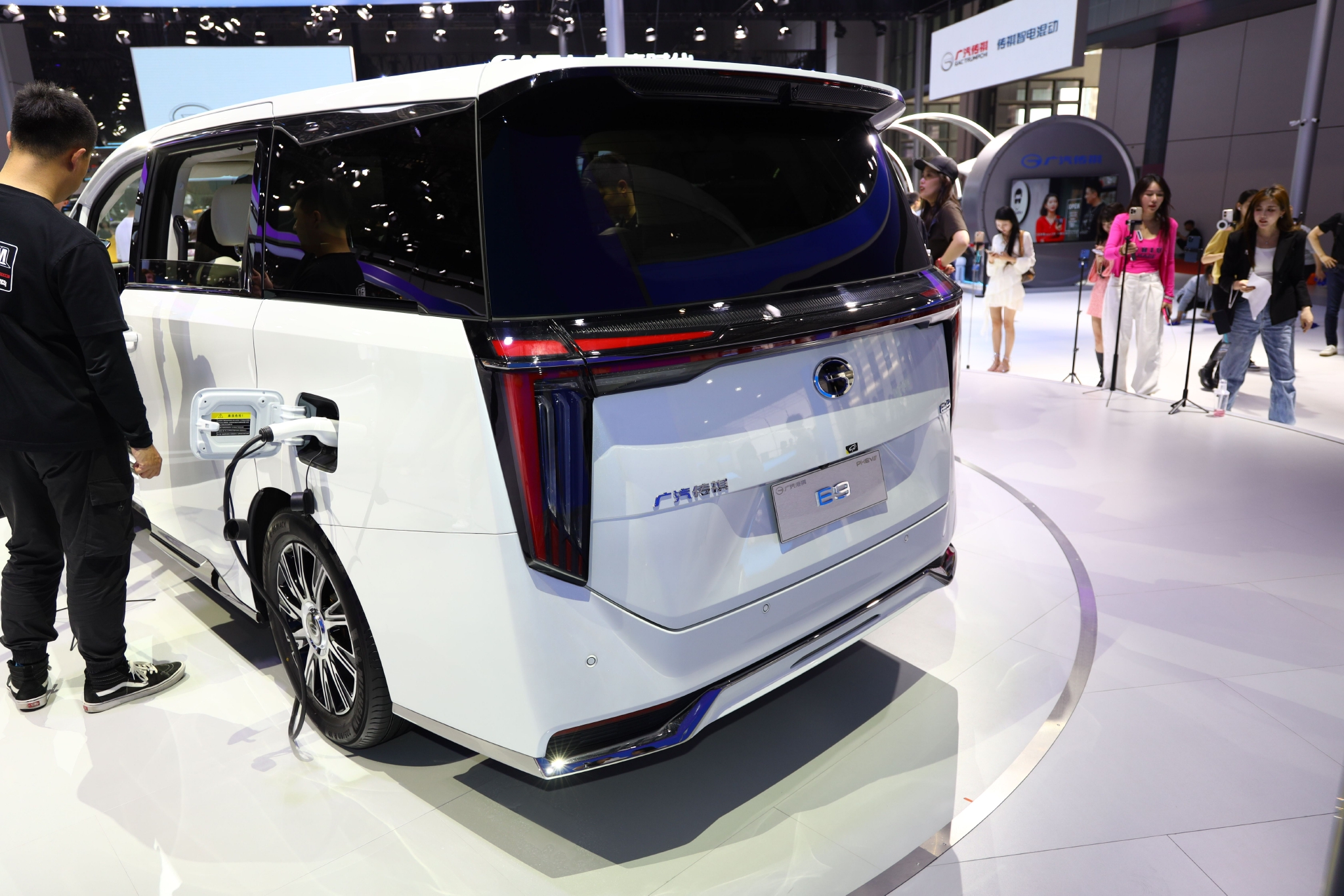 2023上海车展：静态体验传祺E9插电混动MPV-手机新浪汽车