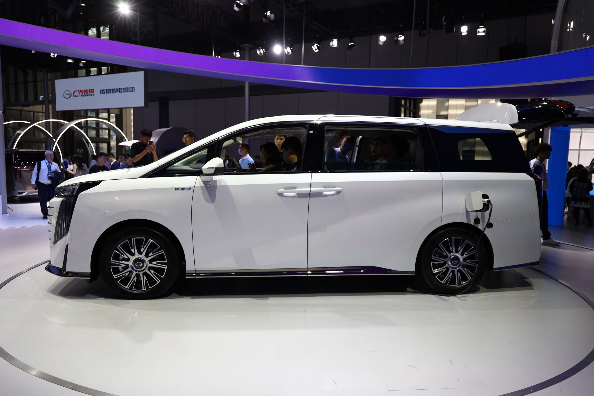 2023上海车展：静态体验传祺E9插电混动MPV-新浪汽车