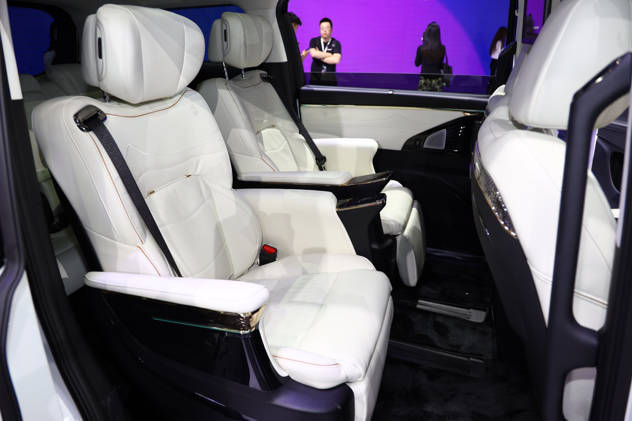 2023上海车展：静态体验传祺E9插电混动MPV-新浪汽车