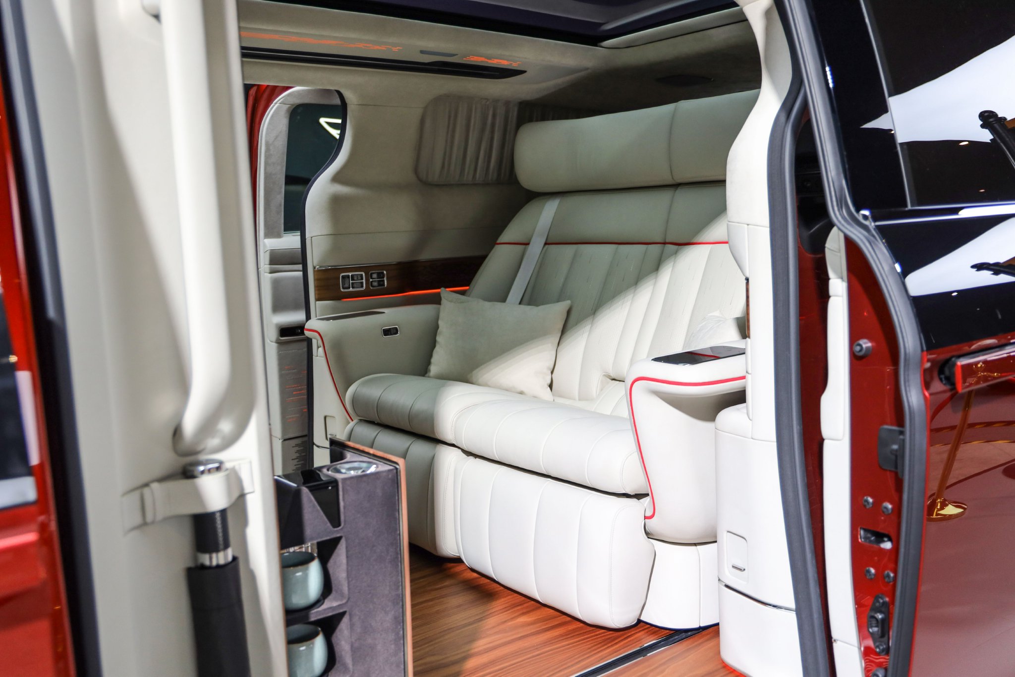 LEVC翼真L380正式上市 售价37.99-47.99万元-新浪汽车