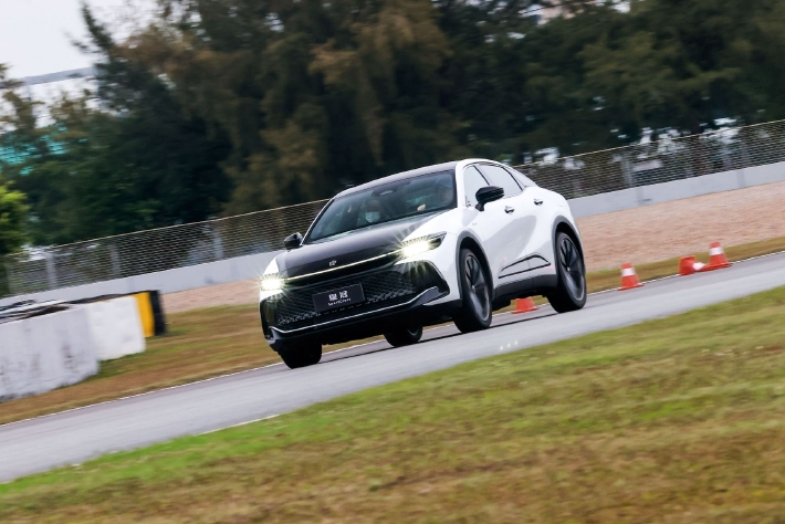 目标直指年轻用户 试驾一汽丰田皇冠SportCross-新浪汽车