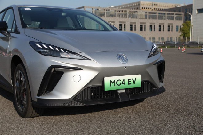纯电操控新王者 场地试驾MG4 EV出海冠军版-新浪汽车