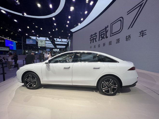 2023成都车展：荣威D7EV/D7DMH双车亮相-手机新浪汽车