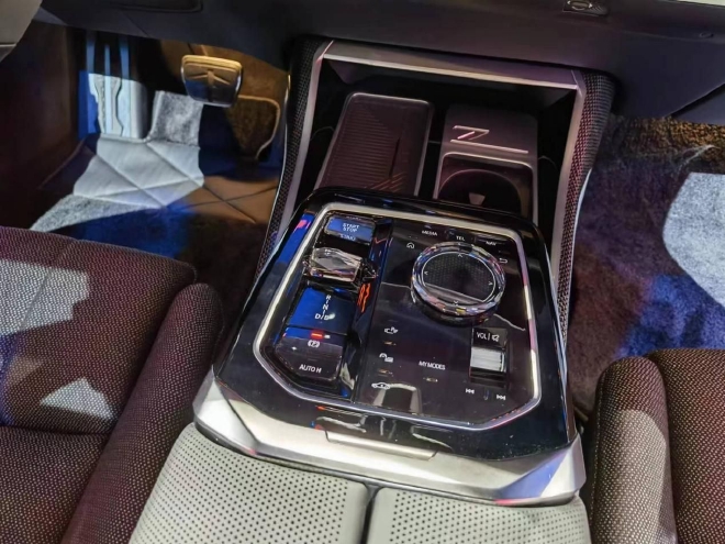 2023宝马之夜：i7 M70L与iX1等正式发布-手机新浪汽车