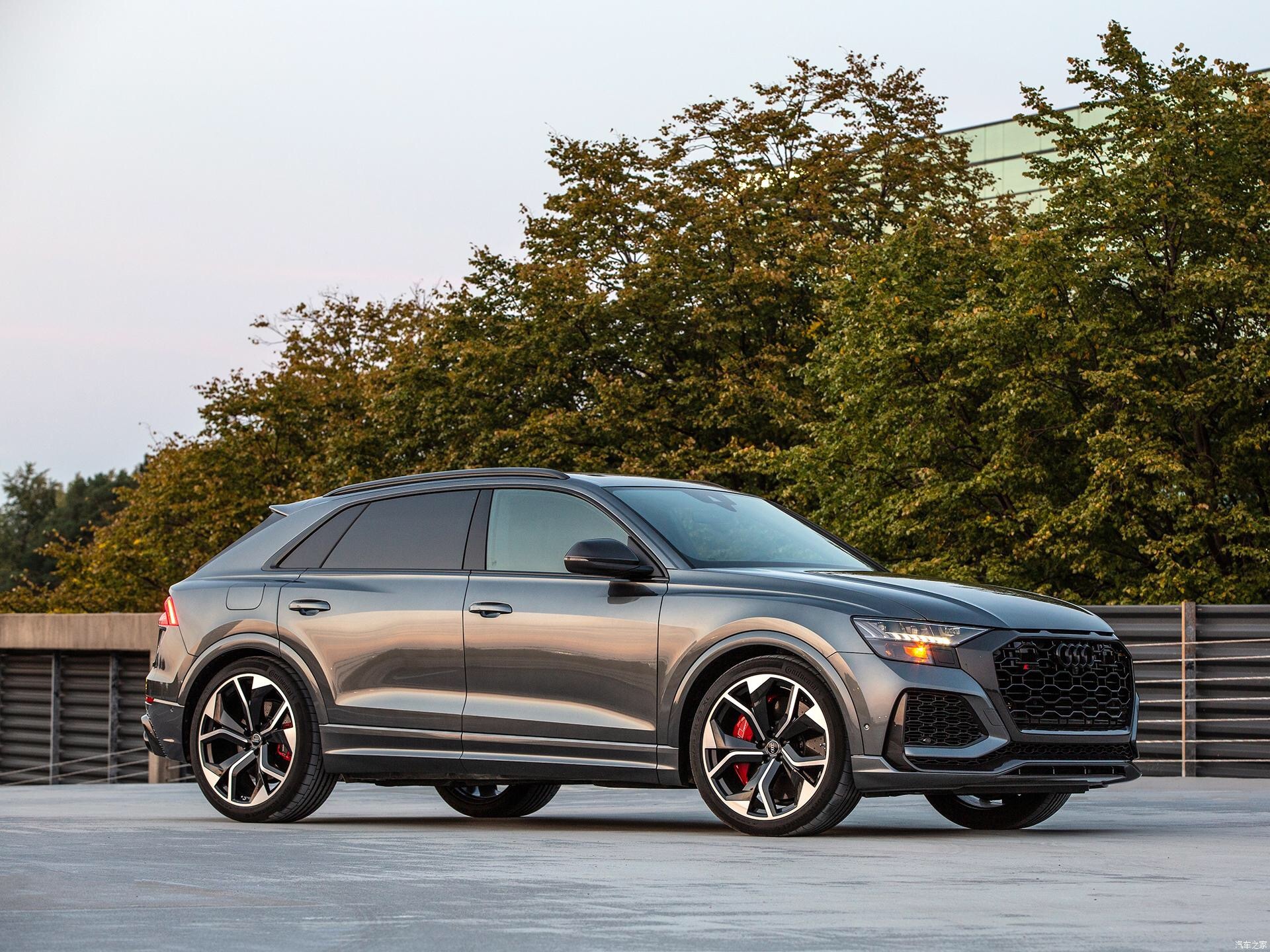 奥迪RSQ8，话说喜欢这种性能SUV的小伙伴多吗-手机新浪汽车