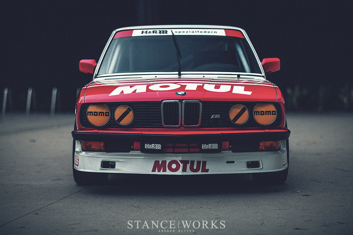 跟大家分享几张刚刚找到的BMW E28 A组赛车，Motul涂装。-手机新浪汽车