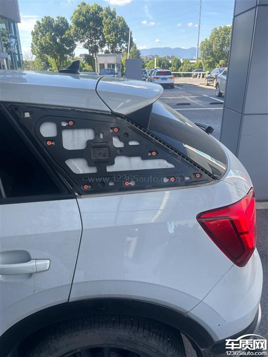 一汽奥迪Q2L C柱左边装饰板自动脱落-新浪汽车