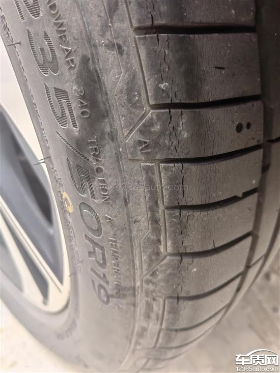 北汽新能源极狐阿尔法T5韩泰轮胎开裂-新浪汽车