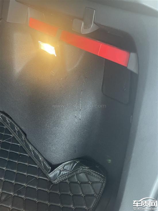 上汽大众途岳天管漏水导致车内积水发霉-新浪汽车