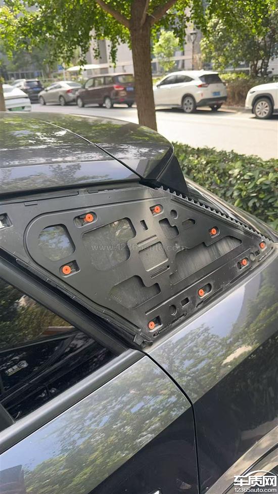 一汽奥迪Q2L行驶中C柱外饰板自然脱落-新浪汽车