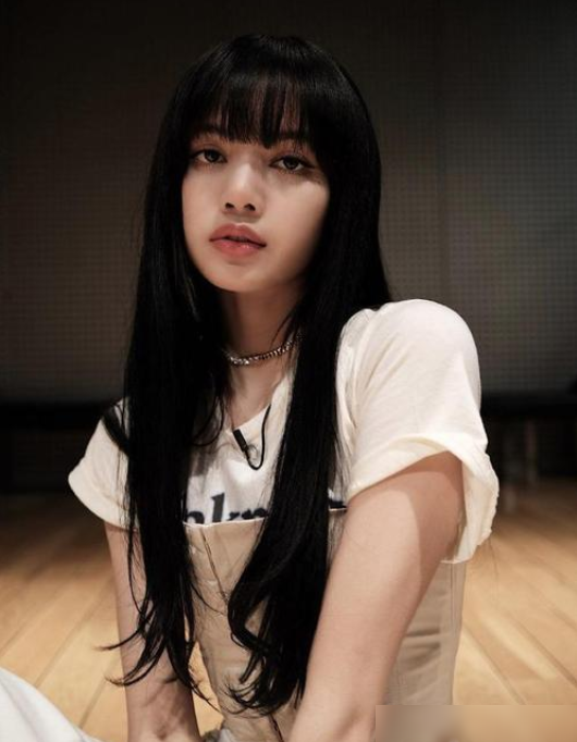 重庆一大学老师撞脸Lisa，引700万人关注！_手机新浪网