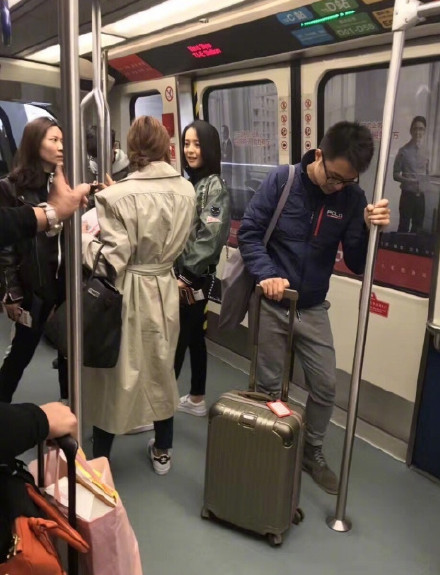 路人偶遇抓拍到佟丽娅 网友大呼真人漂亮 手机新浪网