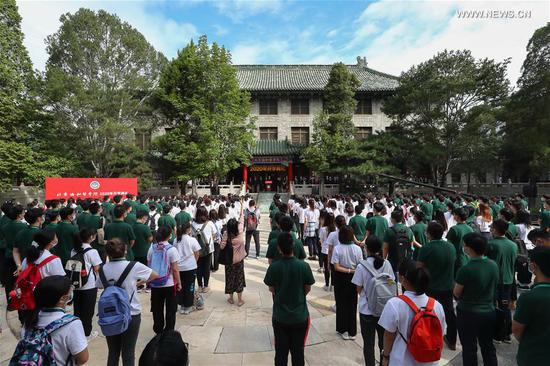 Students of Peking Union Medical College greet new semester_手机新浪网