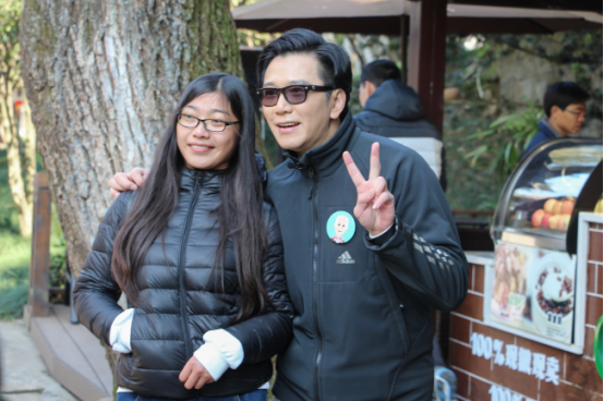 《好运旅行团》温兆伦为还债当街飞吻卖糖水|温兆伦|好运旅行团_新浪娱乐_新浪网