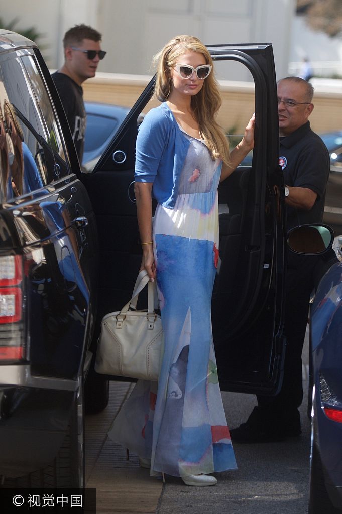 帕丽斯蓝色长裙仙气儿足 与男友手牵手秀恩爱 (7图) -6parkbbs.com