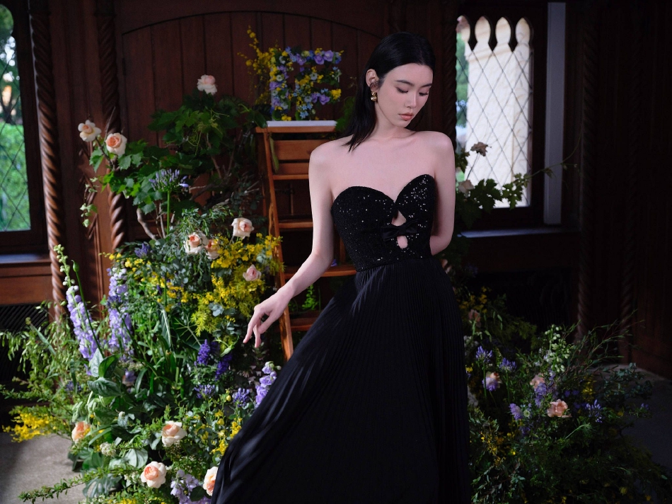 組圖：奚夢瑤黑色抹胸禮服出席晚宴 腰肢盈盈身材纖細 - 新浪香港