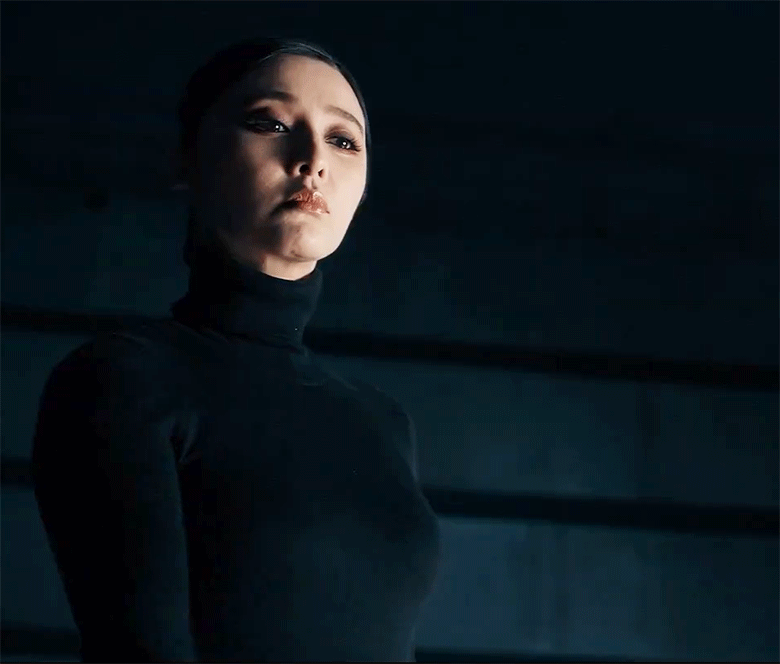 动作片《355》范冰冰耍棍秀身手 红裙戴黑框镜气场强_新浪图片