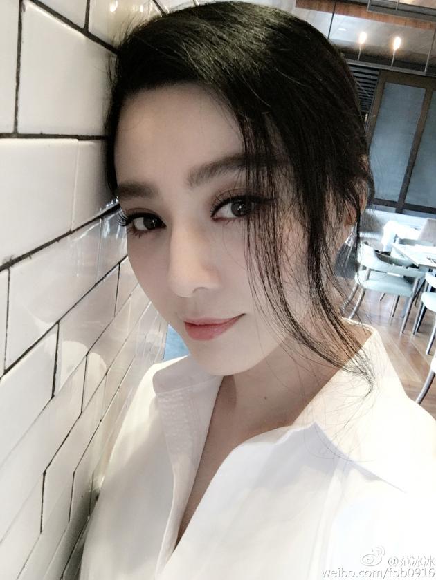 范冰冰穿白衬衫解衣扣 自拍肤白眼神妩媚|范冰冰|自拍|微博_新浪娱乐_新浪网