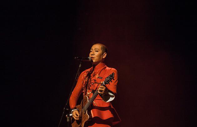 二手玫瑰北京演唱会举行 梁龙献脱口秀|摇滚|乐队|歌迷|乔杉|舞扇_手机新浪网