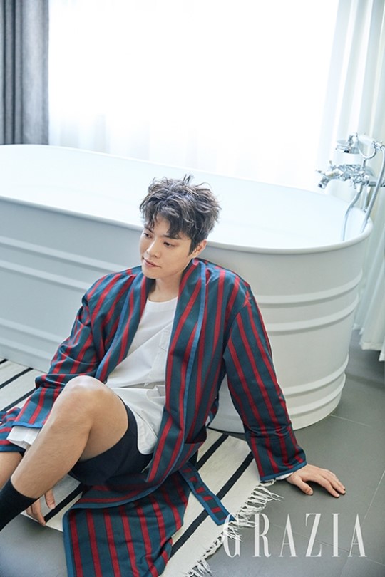 韩歌手Eddy Kim拍时尚杂志 穿浴袍展不羁个性|Eddy Kim|写真|不羁_新浪娱乐_新浪网