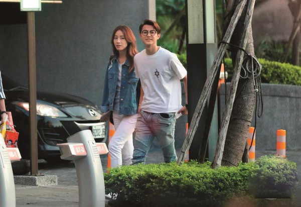 王子接邓丽欣回家“半同居” 对望聊天宠溺摸下巴 邓丽欣 王子 结婚 新浪娱乐 新浪网