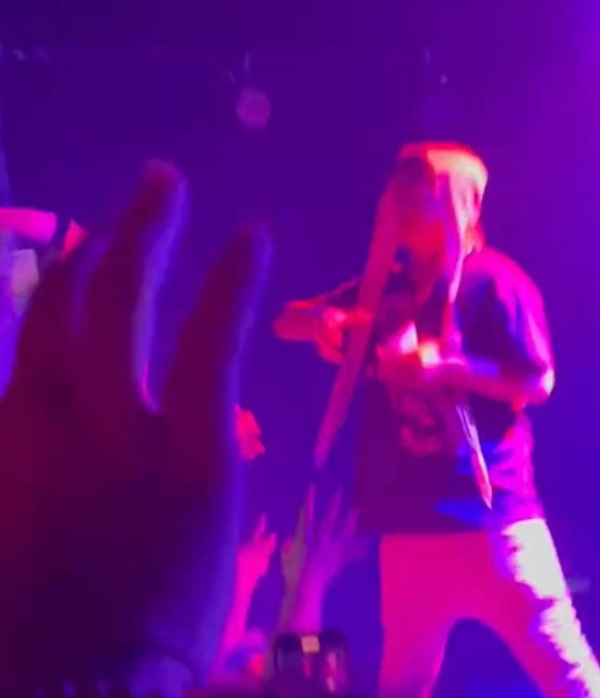 说唱歌手Kenrobb演出现场撒钱 共狂甩出10万_手机新浪网