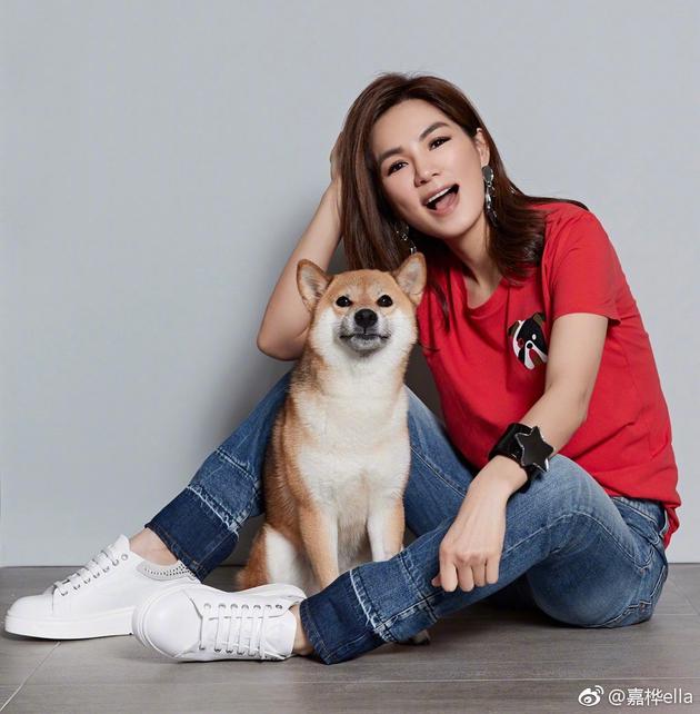 Ella握十项代言收入过亿 曝Hebe最常见的异性是他|陈嘉桦|田馥甄|Ella|Hebe|陈嘉桦_手机新浪网