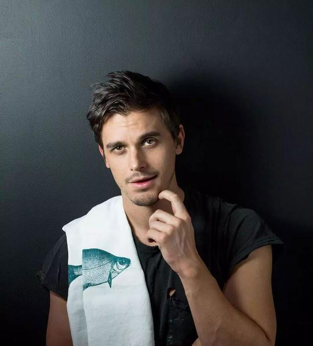 《粉雄救兵》安东尼疑有新恋情 不久前与男友分手_手机新浪网