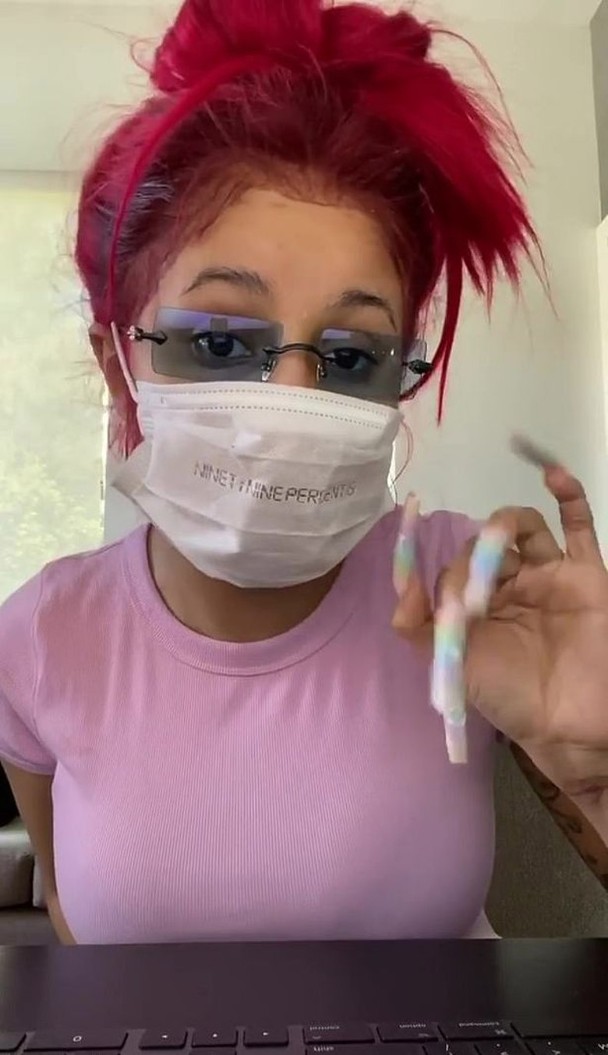 卡迪B自曝入急诊室 被怀疑感染新冠后开直播否认|卡迪B|新冠肺炎_新浪娱乐_新浪网