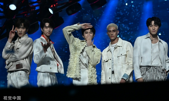 《东方风云榜》歌手云集 INTO1称下月会有新专辑_手机新浪网