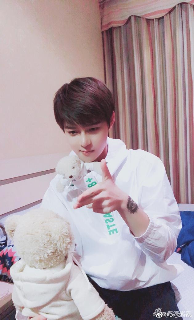 Kris：20岁海归主播如何开创“治疗型”音乐_手机新浪网