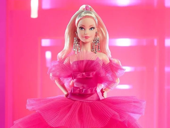 玩转潮流时尚、艺术跨界，「芭比娃娃」凭什么成为流行偶像？|芭比娃娃|潮流偶像_新浪时尚_新浪网