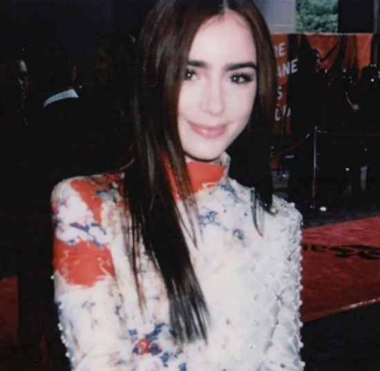 沾喜气！爱情事业双丰收的Lily Collins ，为什么会如此好运？_手机新浪网