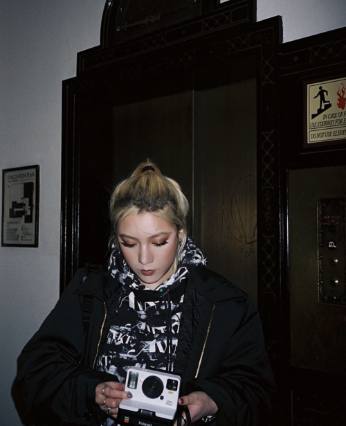 创艺煌金：钱又佳Jessica Qian引领女性力量的视觉奇迹_新浪时尚_新浪网