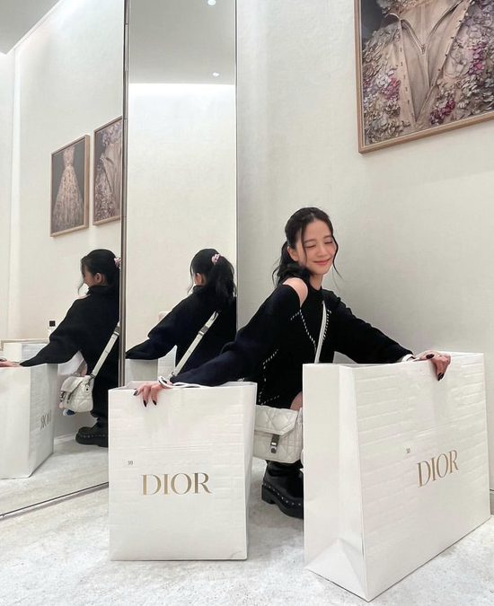 不仅仅是「人间 Dior」？BLACKPINK Jisoo 成为亚洲 IG 收入最高名人！|Jisoo|BLACKPINK|Dior_新浪时尚_新浪网
