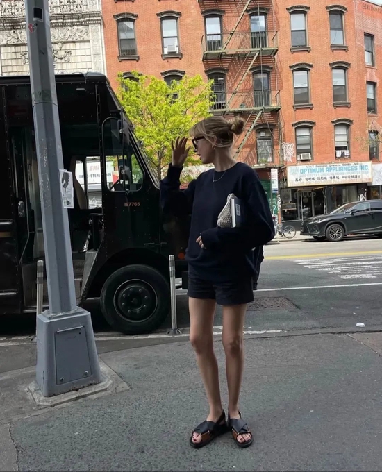 “Clean Fit”到底是一种值得追的新风格吗？|穿搭|时尚博主|极简主义_新浪时尚_新浪网