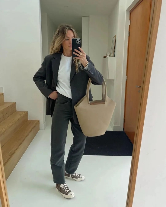 “Clean Fit”到底是一种值得追的新风格吗？|穿搭|时尚博主|极简主义_新浪时尚_新浪网