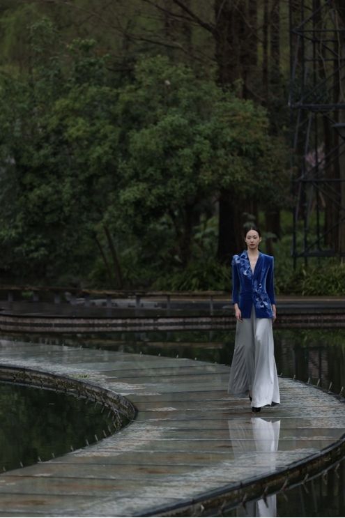 涵泳宋韵，人间清欢 ———《宋词心境》GRACE CHEN 2023 春夏高定系列发布大秀_新浪时尚_新浪网