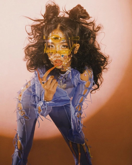 除了Lisa就是她！这个登上科切拉舞台，还和王嘉尔是好友的泰国Rapper到底是谁？_手机新浪网