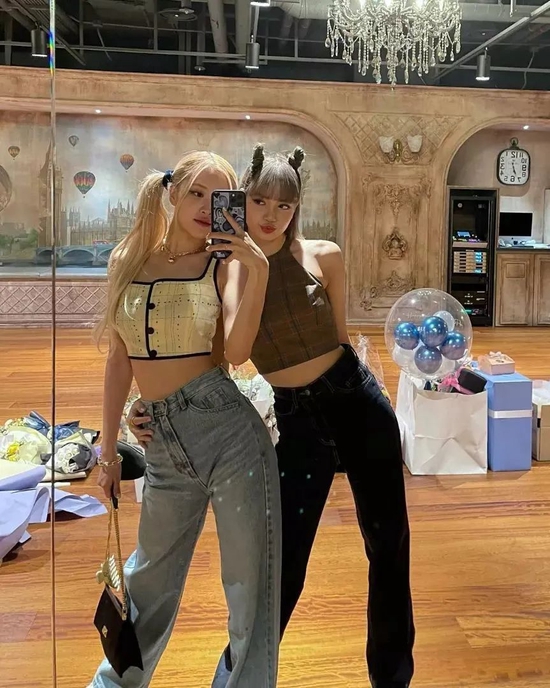 Lisa、Rosé同游伦敦还原电影情节？“五花肉”CP粉丝坐不住了！|Lisa|伦敦|大衣_新浪时尚_新浪网