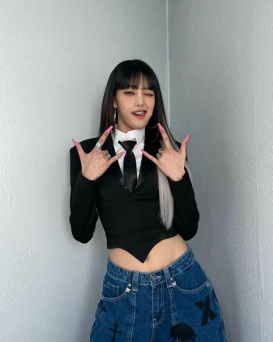 Lisa黑丝造型美出新高度？全黑造型惊艳亮相巴黎！|Lisa|巴黎|套装_新浪时尚_新浪网