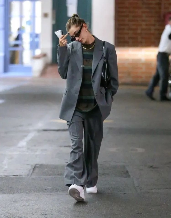 “Clean Fit”到底是一种值得追的新风格吗？|穿搭|时尚博主|极简主义_新浪时尚_新浪网