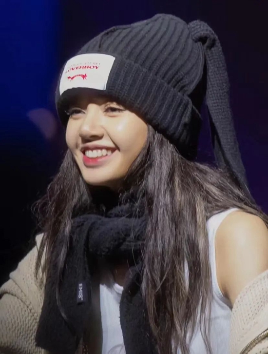 下周认真防冻｜Lisa只和戴“猪耳帽”的美女贴贴？|Lisa|帽子|秋冬穿搭_新浪时尚_新浪网